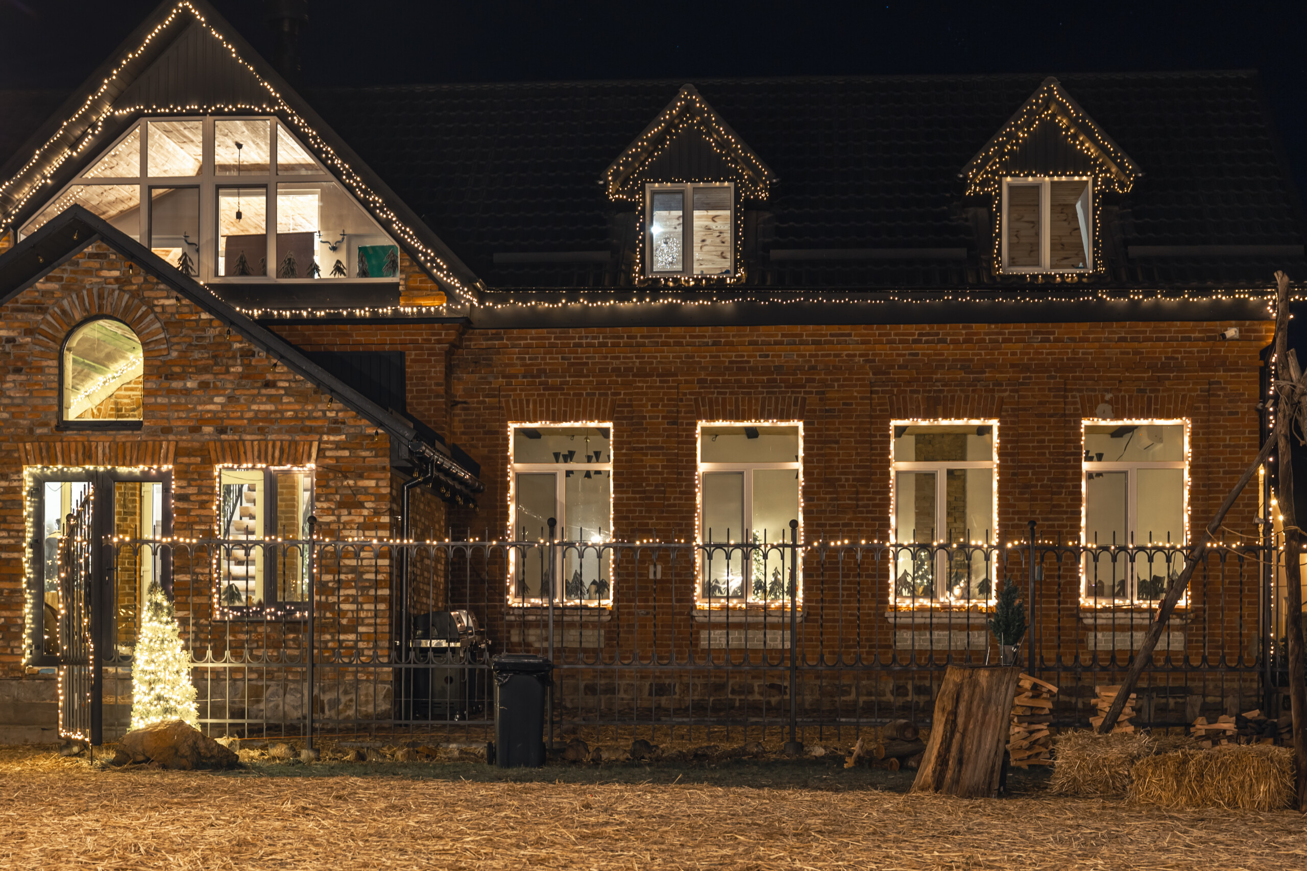 How to Install Christmas Lights Correctly on Different Surfaces